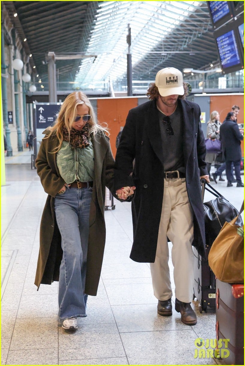Aaron Taylor-Johnson & Wife Sam Taylor-Johnson Arrive in Paris Airport ...