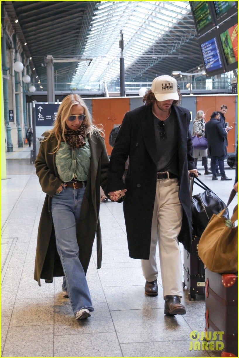 Aaron Taylor Johnson & Sam Taylor Johnson Hold Hands While Arriving in ...