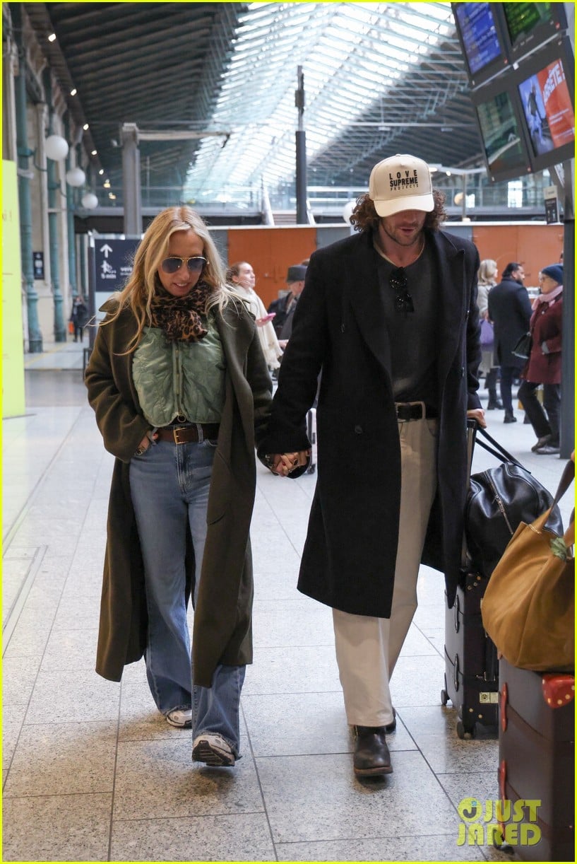 Aaron Taylor Johnson & Sam Taylor Johnson Hold Hands While Arriving in ...