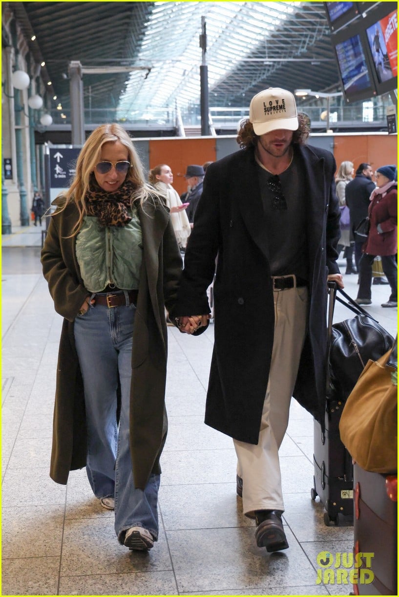 Aaron Taylor Johnson & Sam Taylor Johnson Hold Hands While Arriving in ...