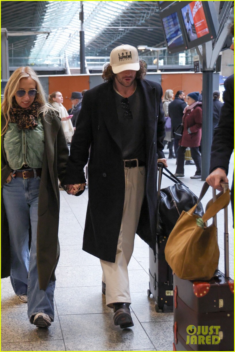 Aaron Taylor Johnson & Sam Taylor Johnson Hold Hands While Arriving in ...