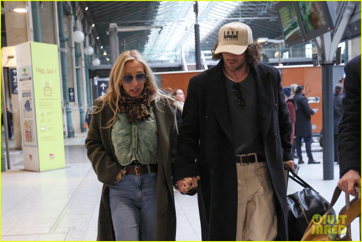 Aaron Taylor Johnson & Sam Taylor Johnson Hold Hands While Arriving in ...