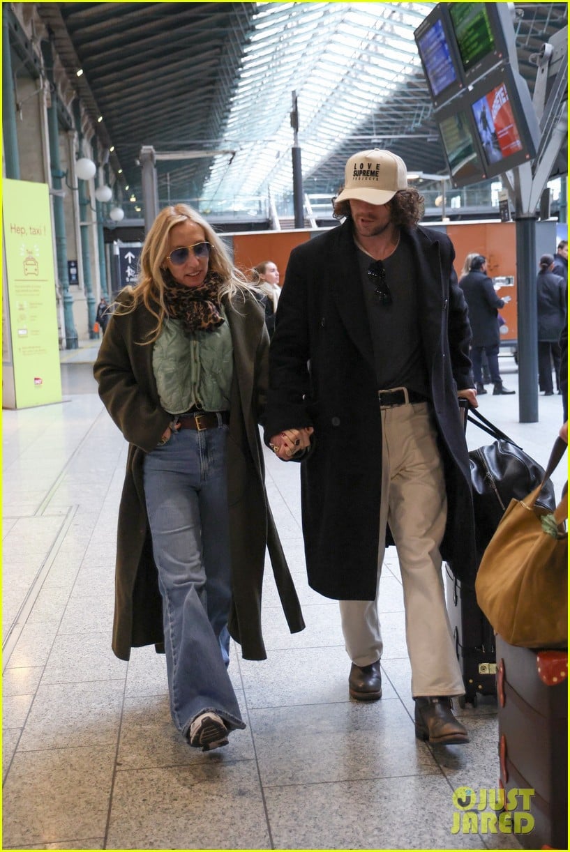 Aaron Taylor Johnson & Sam Taylor Johnson Hold Hands While Arriving in ...