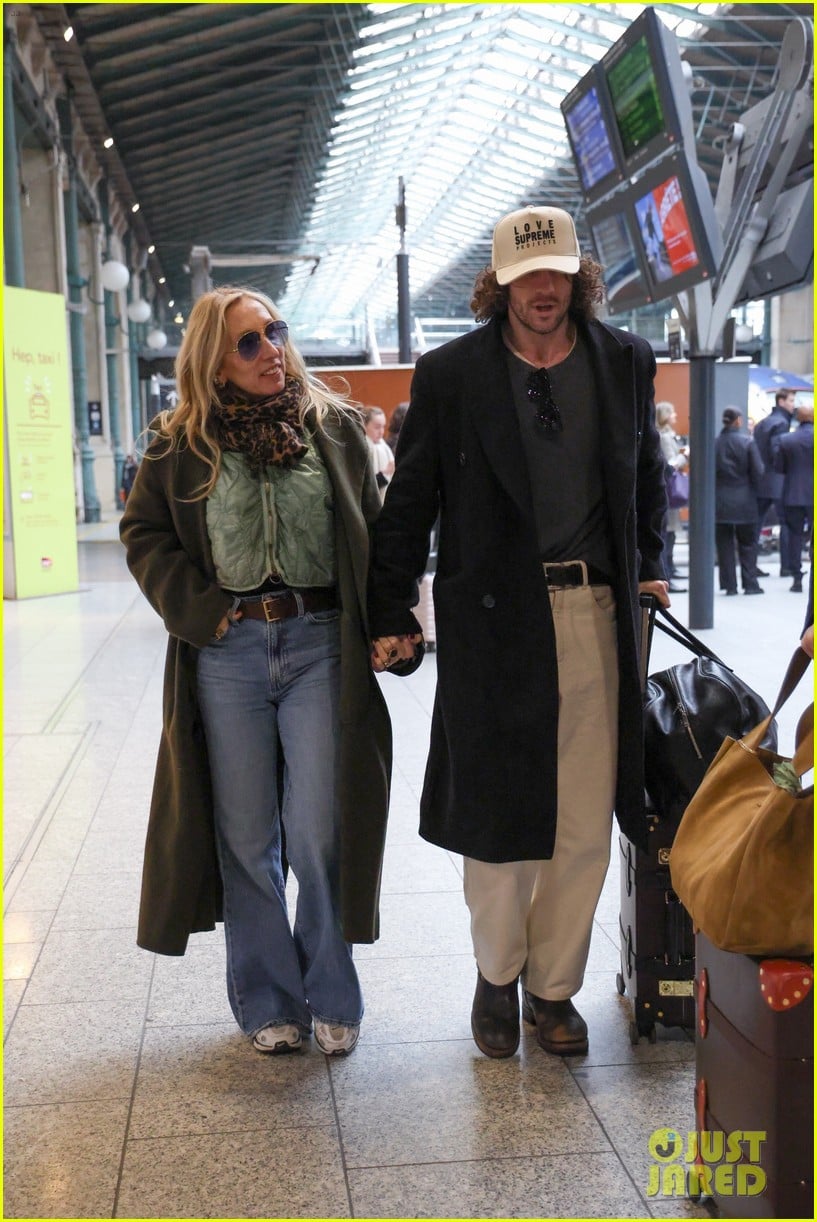 Aaron Taylor Johnson & Sam Taylor Johnson Hold Hands While Arriving in ...