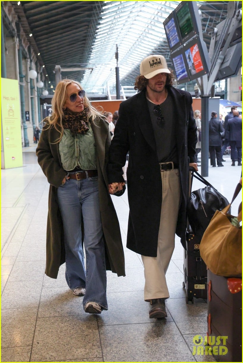 Aaron Taylor Johnson & Sam Taylor Johnson Hold Hands While Arriving in ...