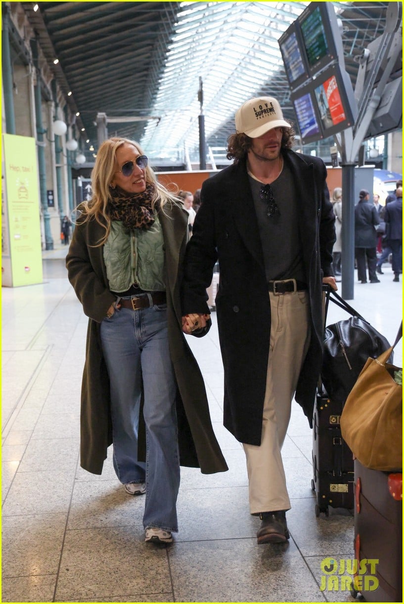 Aaron Taylor Johnson & Sam Taylor Johnson Hold Hands While Arriving in ...