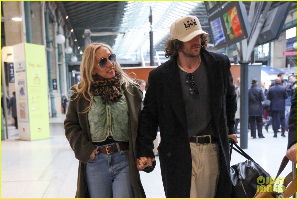 Aaron Taylor Johnson & Sam Taylor Johnson Hold Hands While Arriving in ...