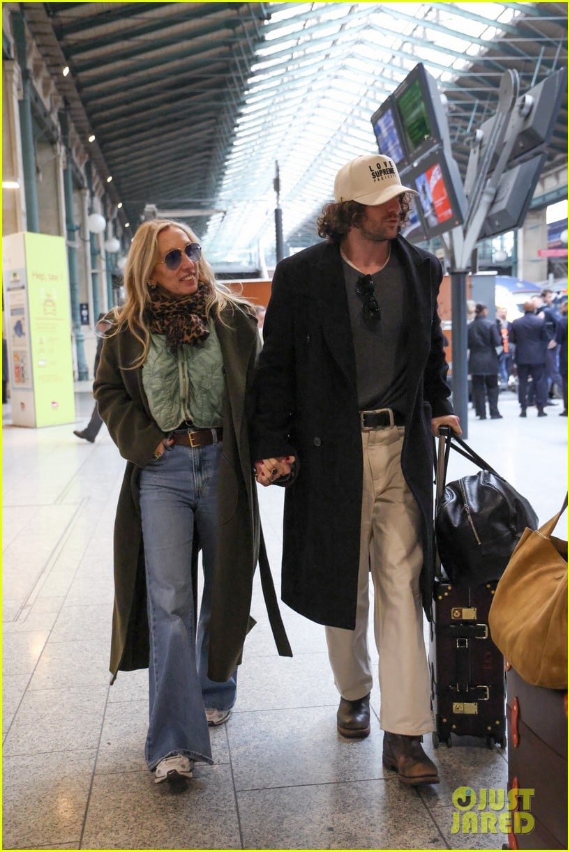 Aaron Taylor Johnson & Sam Taylor Johnson Hold Hands While Arriving in ...