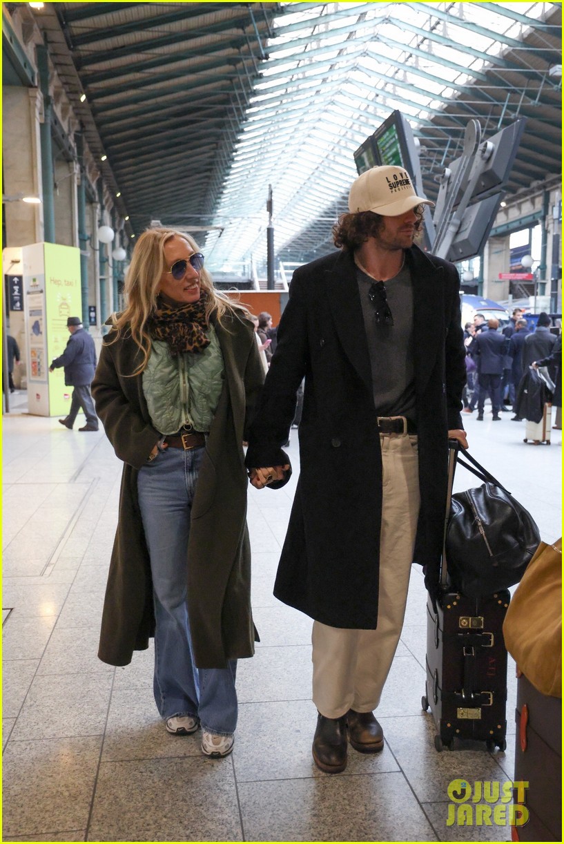 Aaron Taylor Johnson & Sam Taylor Johnson Hold Hands While Arriving in ...