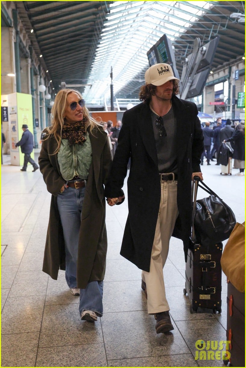 Aaron Taylor Johnson & Sam Taylor Johnson Hold Hands While Arriving in ...
