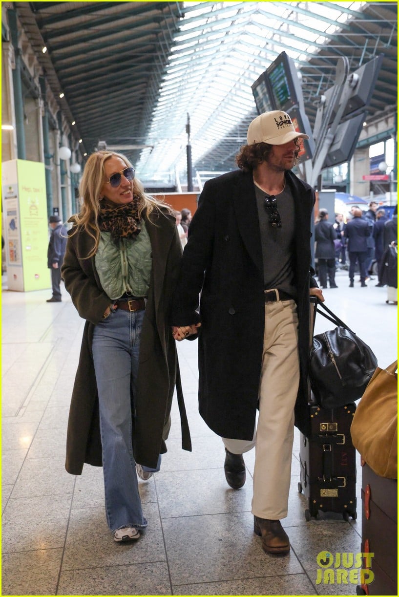 Aaron Taylor Johnson & Sam Taylor Johnson Hold Hands While Arriving in ...