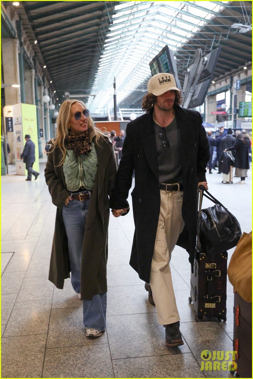 Aaron Taylor Johnson & Sam Taylor Johnson Hold Hands While Arriving in ...