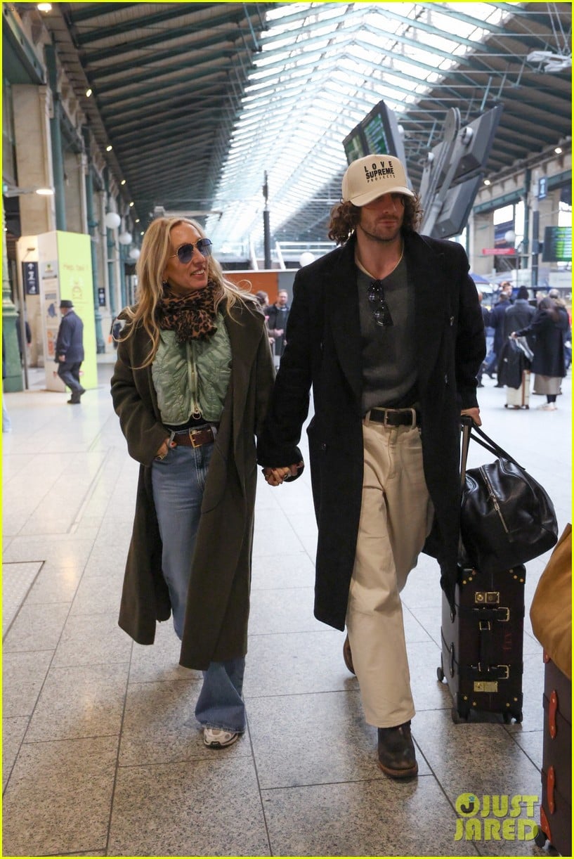 Aaron Taylor Johnson & Sam Taylor Johnson Hold Hands While Arriving in ...