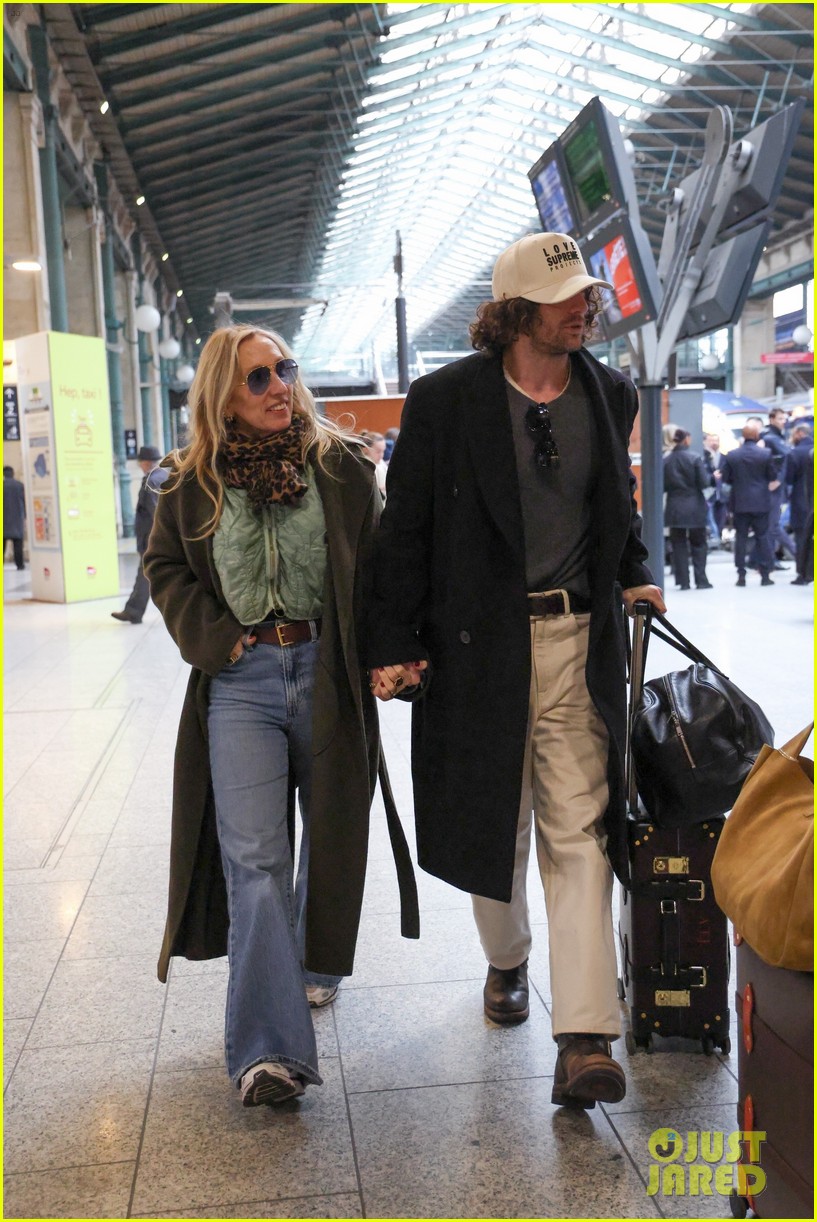 Aaron Taylor Johnson & Sam Taylor Johnson Hold Hands While Arriving in ...