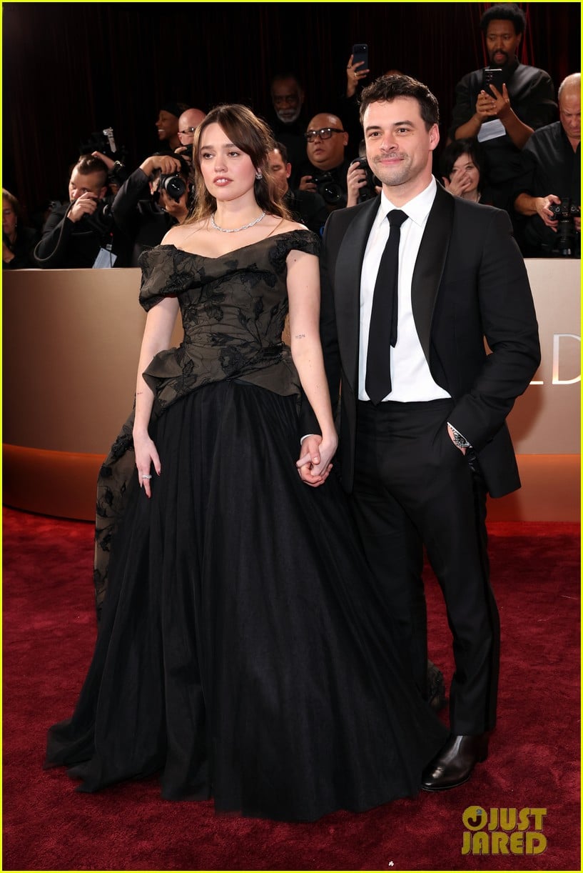 Who Is Aimee Lou Wood's Date at Golden Globes 2026? Meet Boyfriend Adam ...