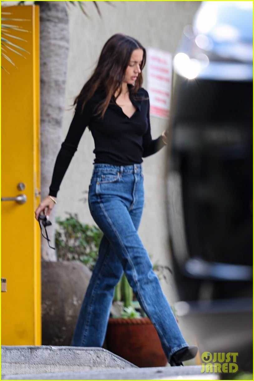 Ana De Armas Looks Extra Stylish Leaving the Gym in Classic Blue Jeans ...