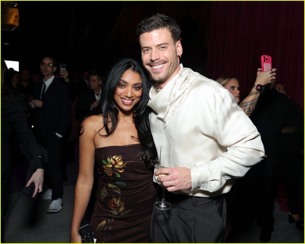 Heated Rivalry's Scott & Kip Reunite in L.A.: Francois Arnaud & Robbie ...