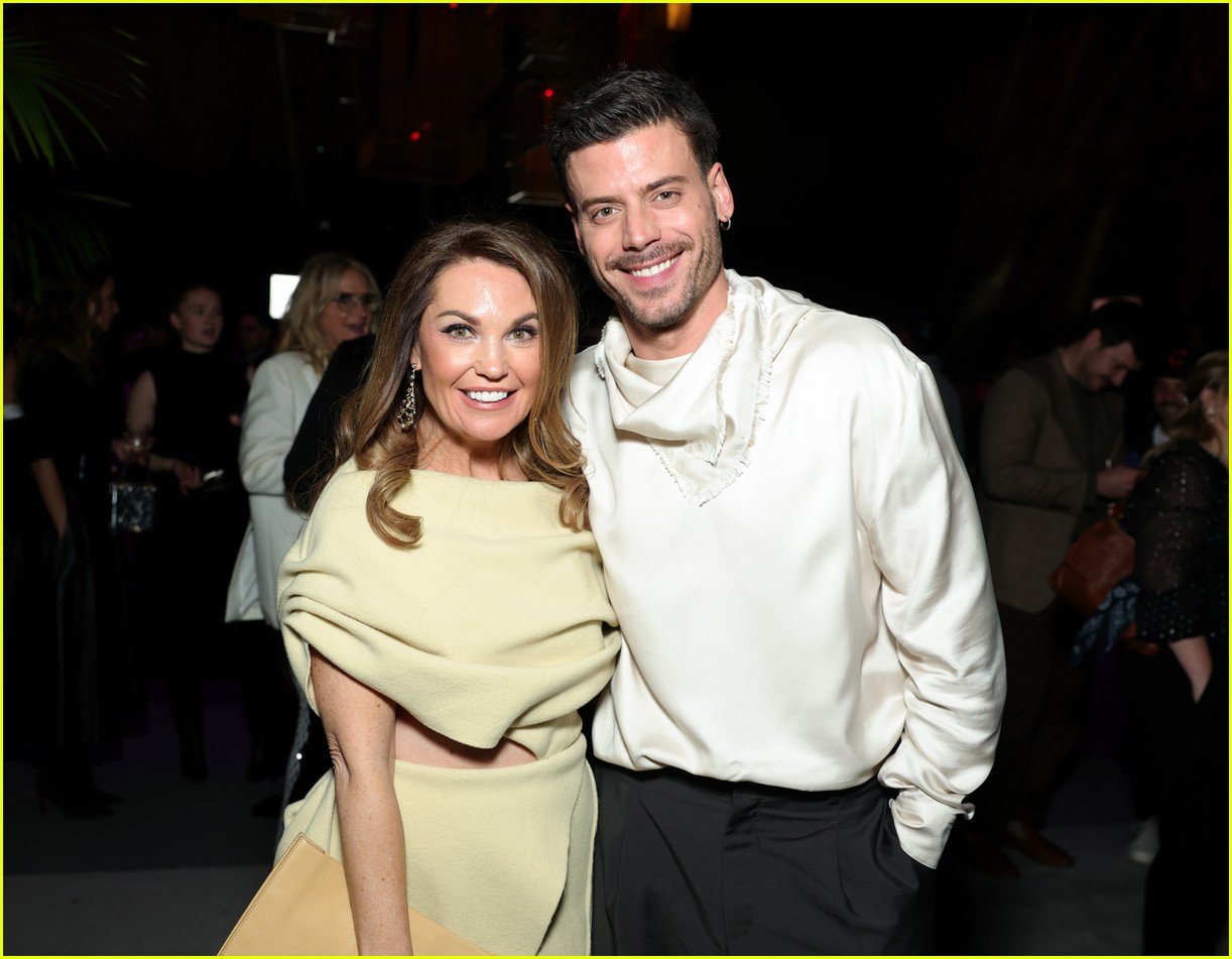 Heated Rivalry's Scott & Kip Reunite in L.A.: Francois Arnaud & Robbie ...