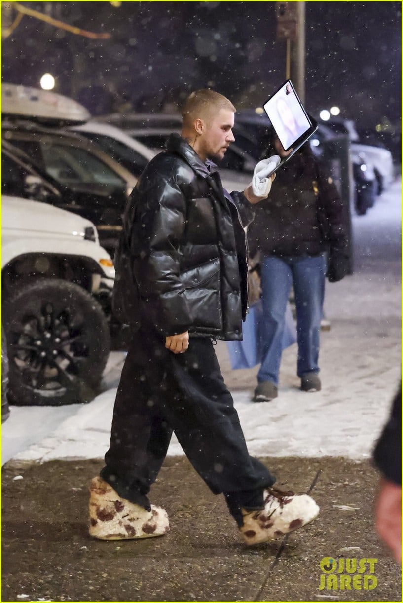 Justin Bieber FaceTimes Wife Hailey While Stepping Out for Dinner in ...