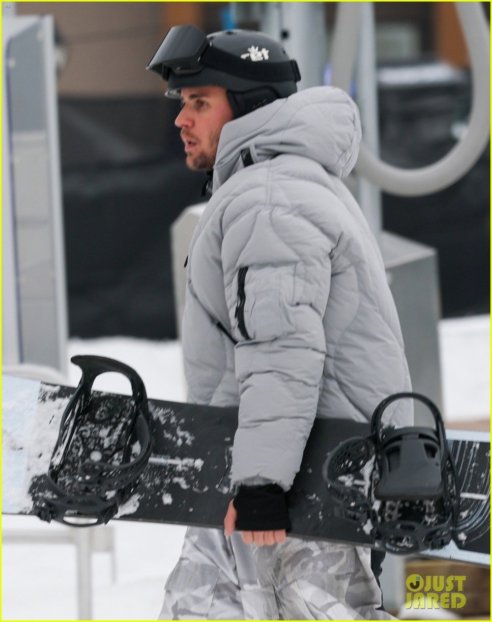 Justin Bieber FaceTimes Wife Hailey While Stepping Out for Dinner in ...