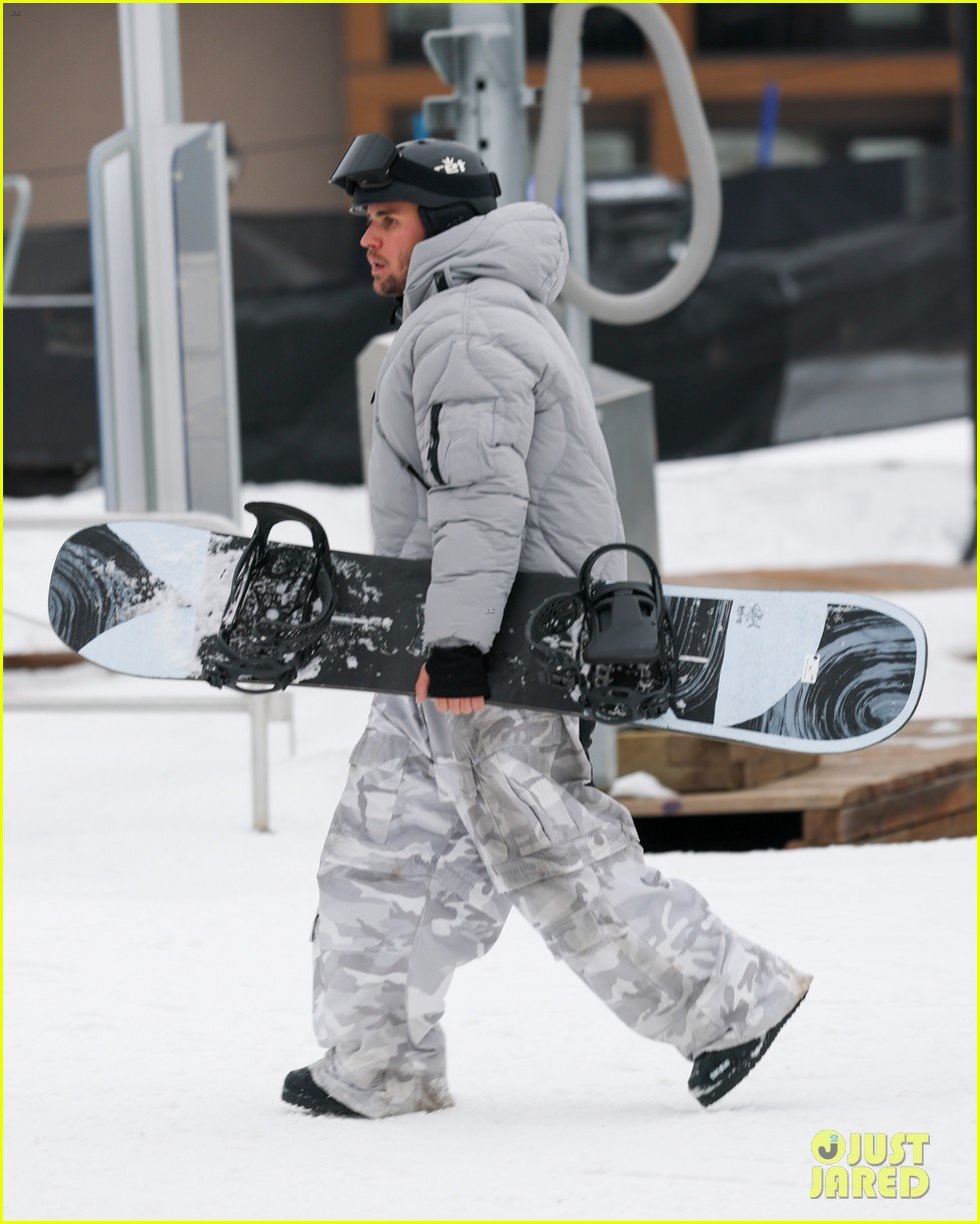 Justin Bieber FaceTimes Wife Hailey While Stepping Out for Dinner in ...