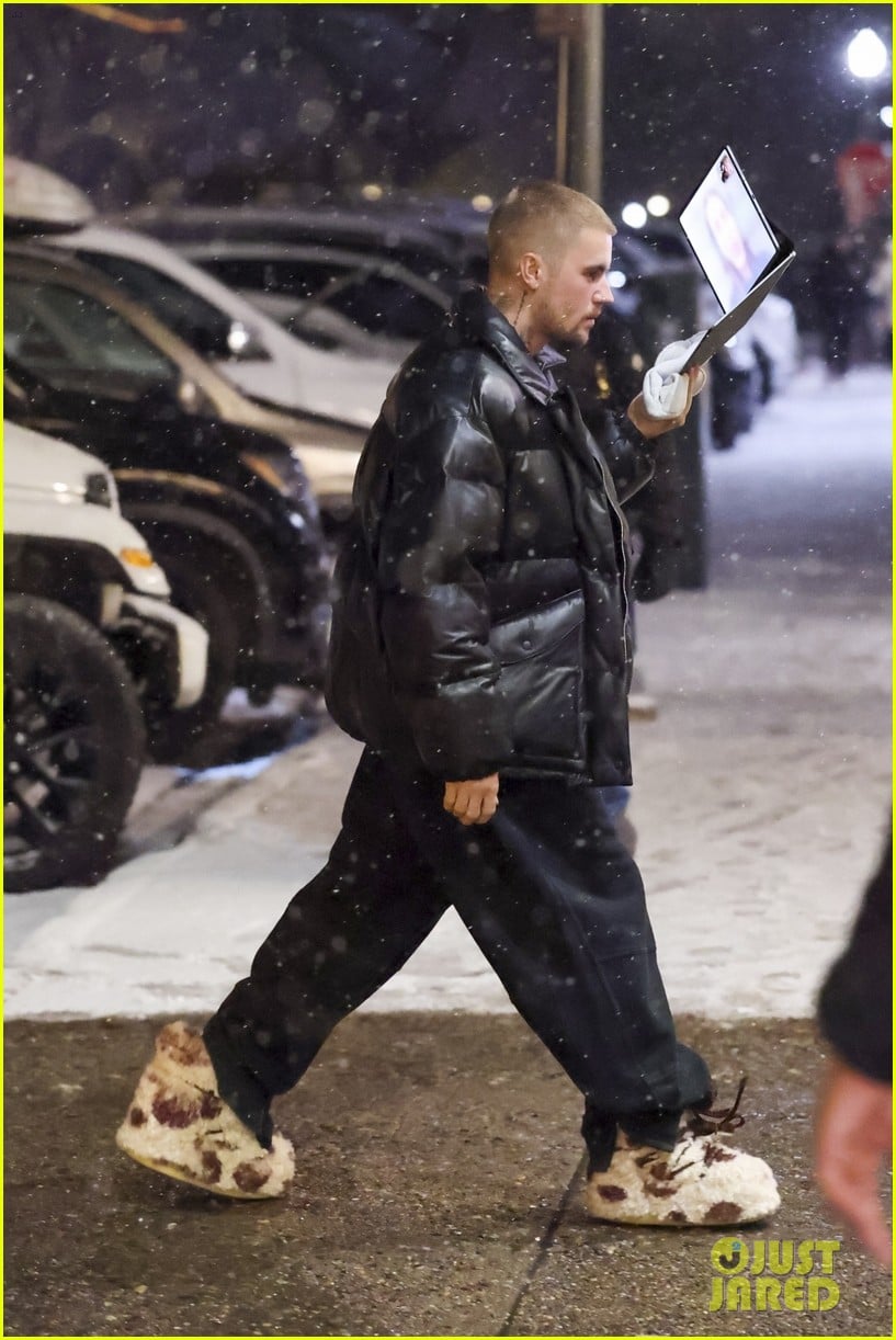 Justin Bieber FaceTimes Wife Hailey While Stepping Out for Dinner in ...