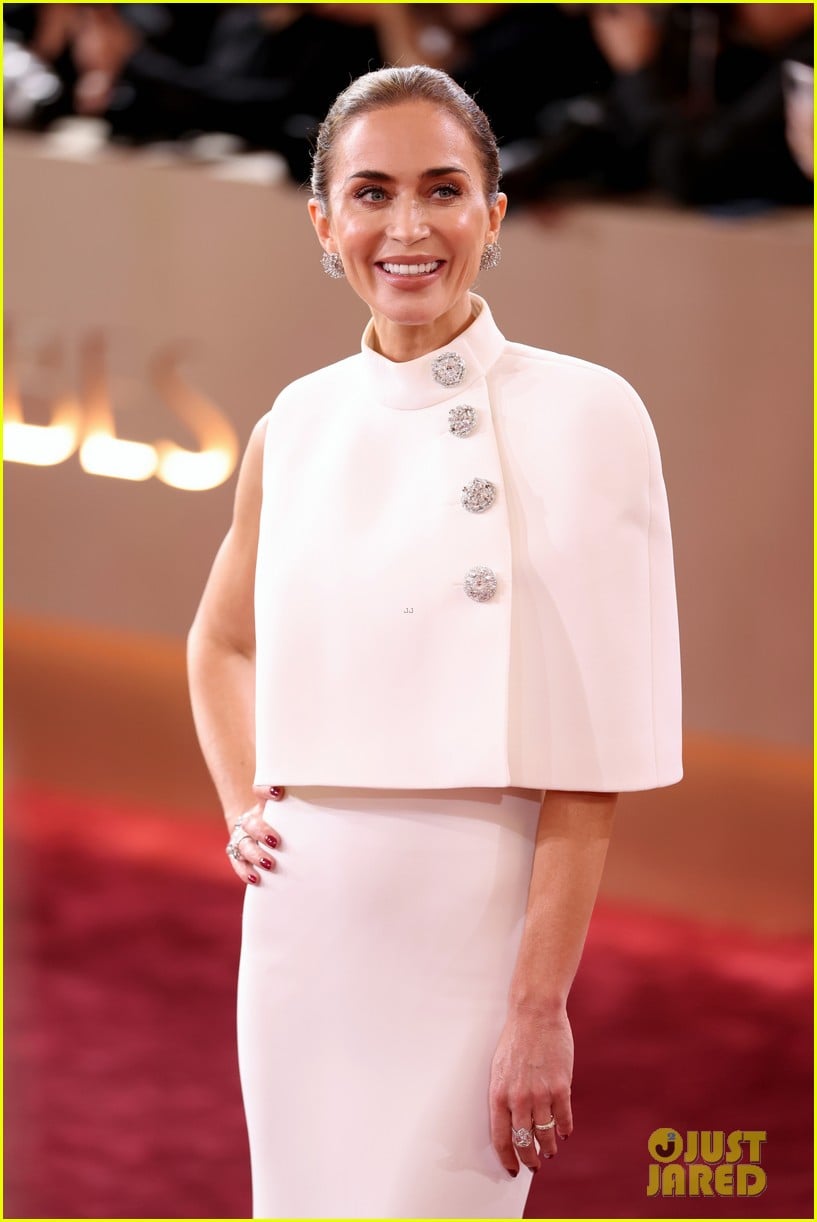 Emily Blunt & John Krasinski Make Picture Perfect Couple at Golden ...