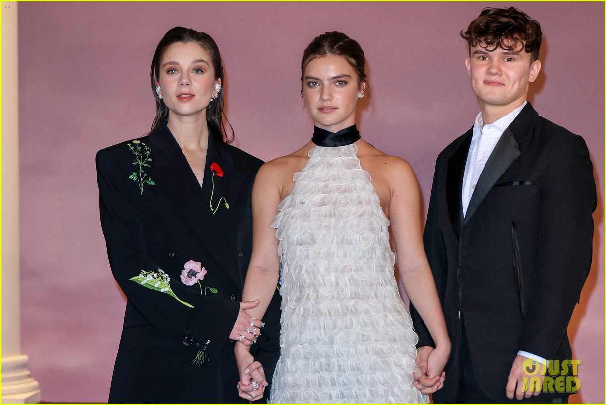 Bridgerton's Yerin Ha Has Cinderella Moment at Season 4 Premiere in ...