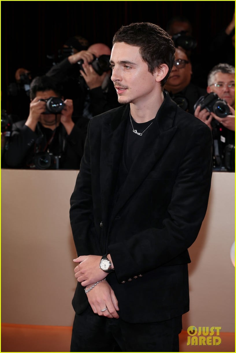 Timothee Chalamet Walks Golden Globes 2026 Red Carpet Solo, But Is ...
