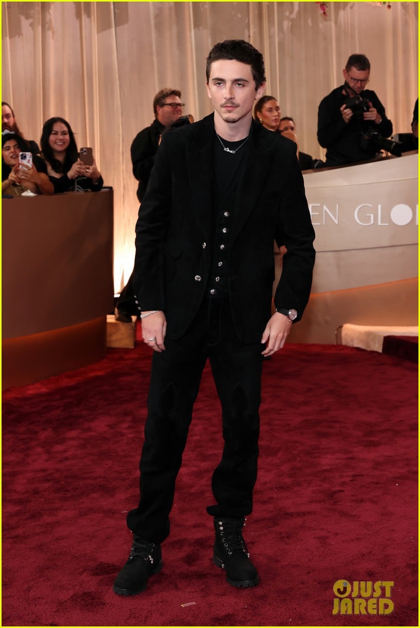 Timothee Chalamet Walks Golden Globes 2026 Red Carpet Solo, But Is ...