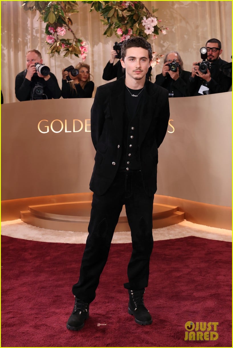 Timothee Chalamet Walks Golden Globes 2026 Red Carpet Solo, But Is ...