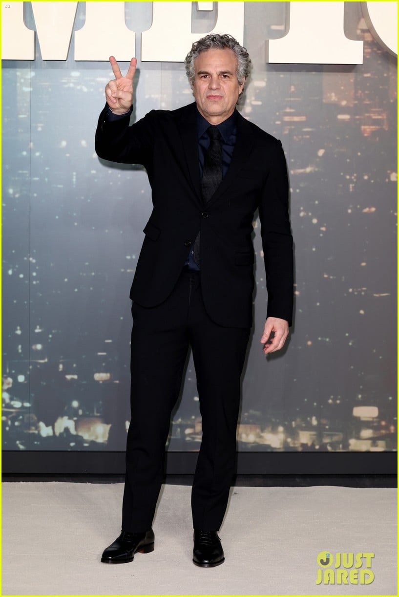 Barry Keoghan Channels His 'Crime 101' Character at UK Premiere With ...