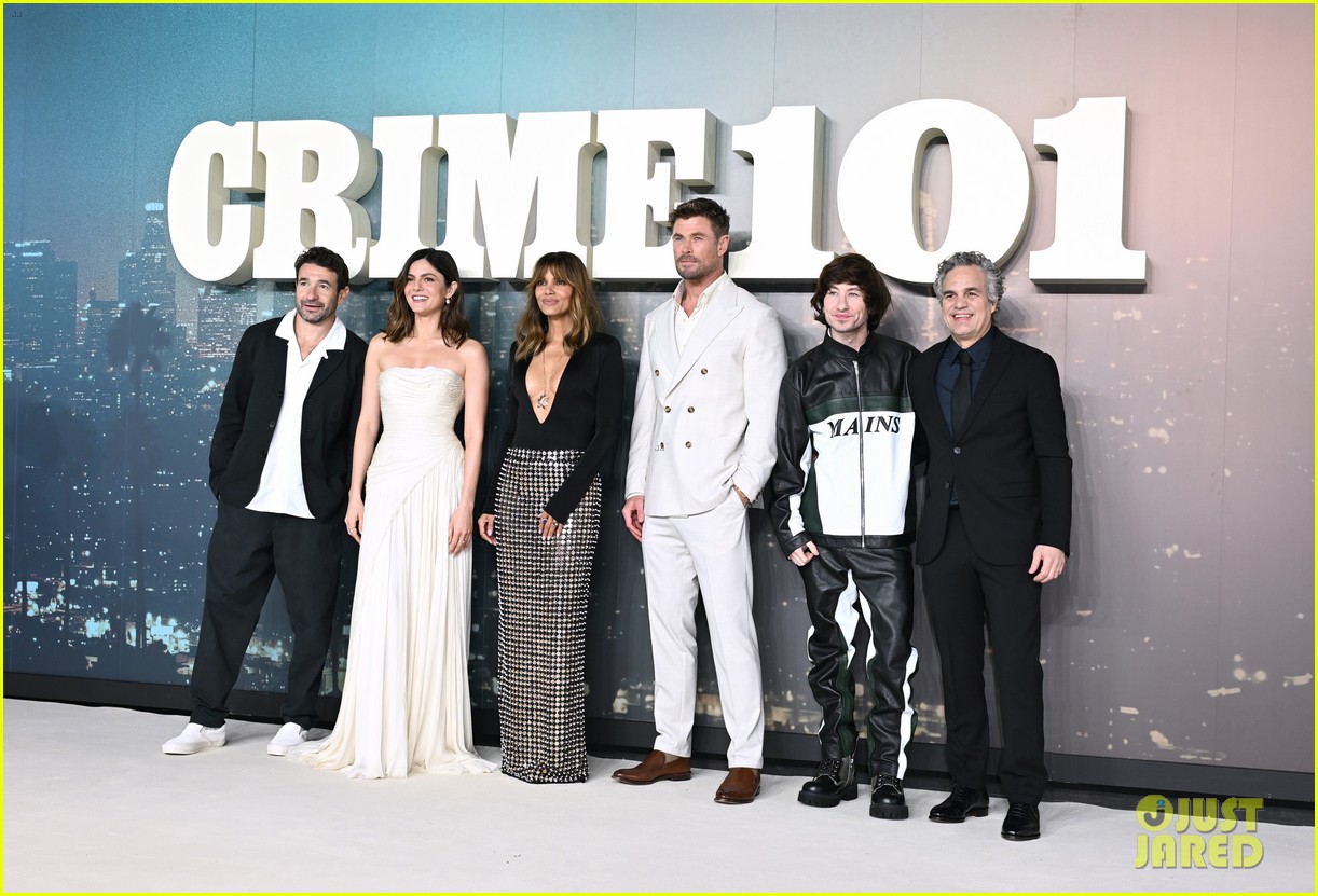 Barry Keoghan Channels His 'Crime 101' Character at UK Premiere With ...