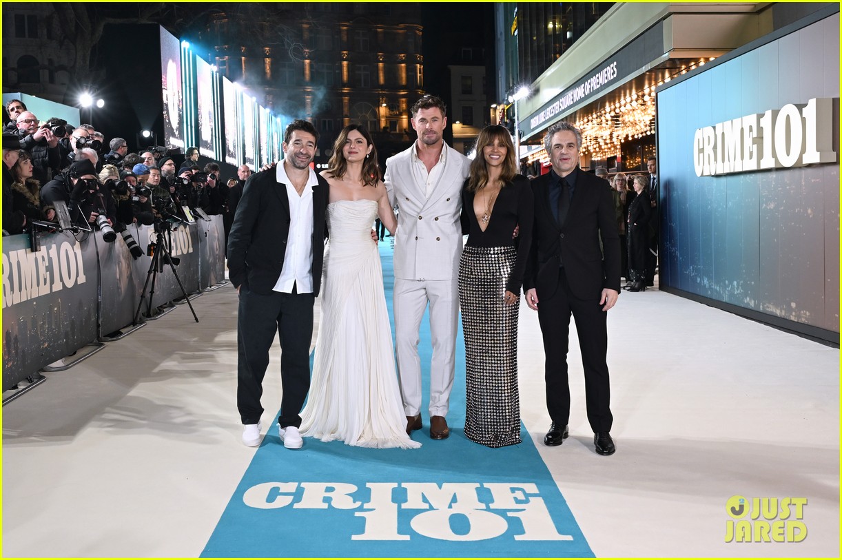 Barry Keoghan Channels His 'Crime 101' Character at UK Premiere With ...