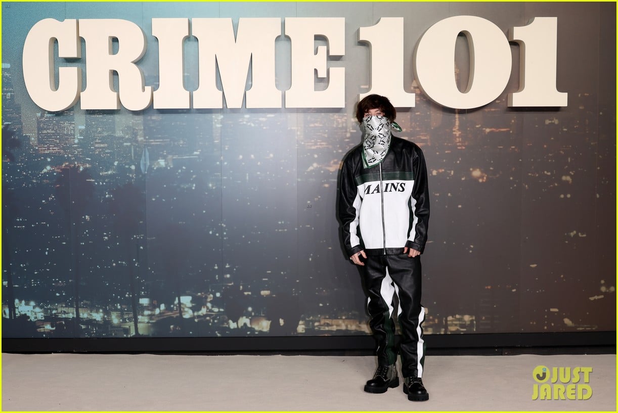 Barry Keoghan Channels His 'Crime 101' Character at UK Premiere With ...