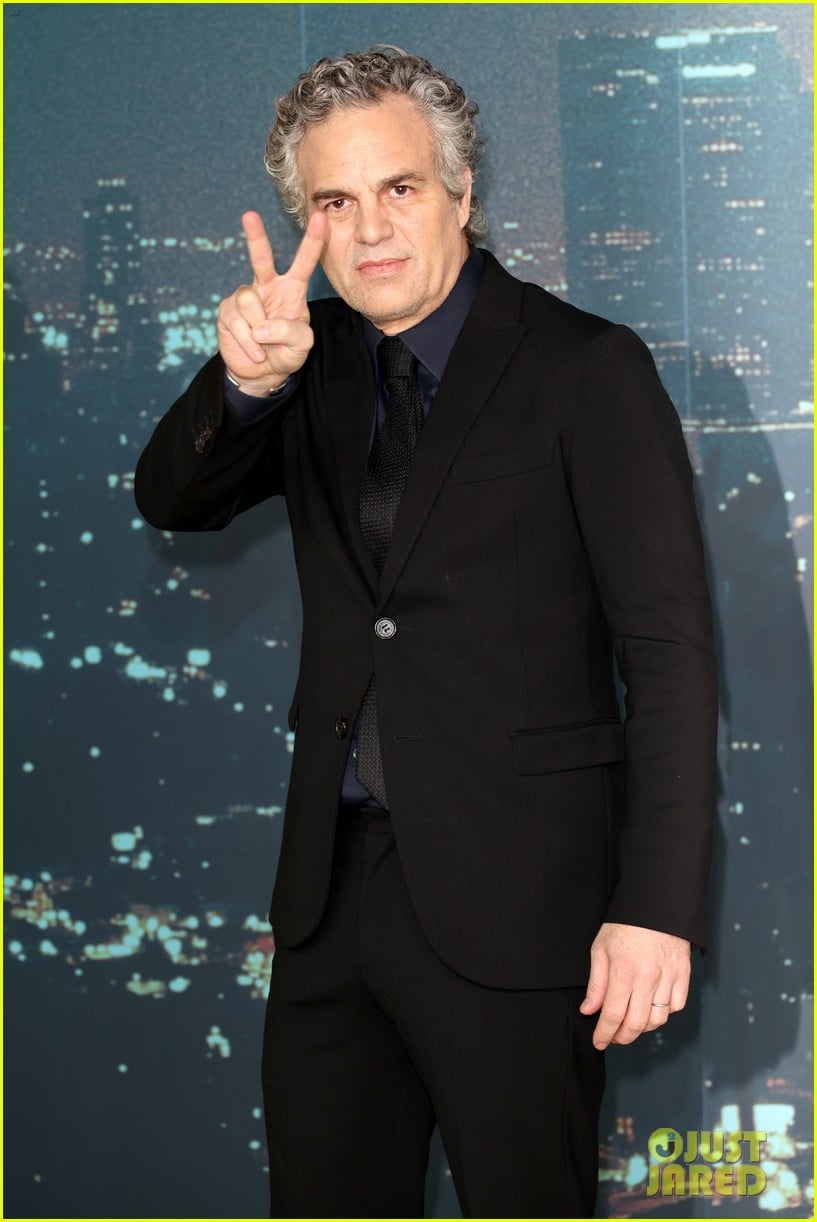 Barry Keoghan Channels His 'Crime 101' Character at UK Premiere With ...