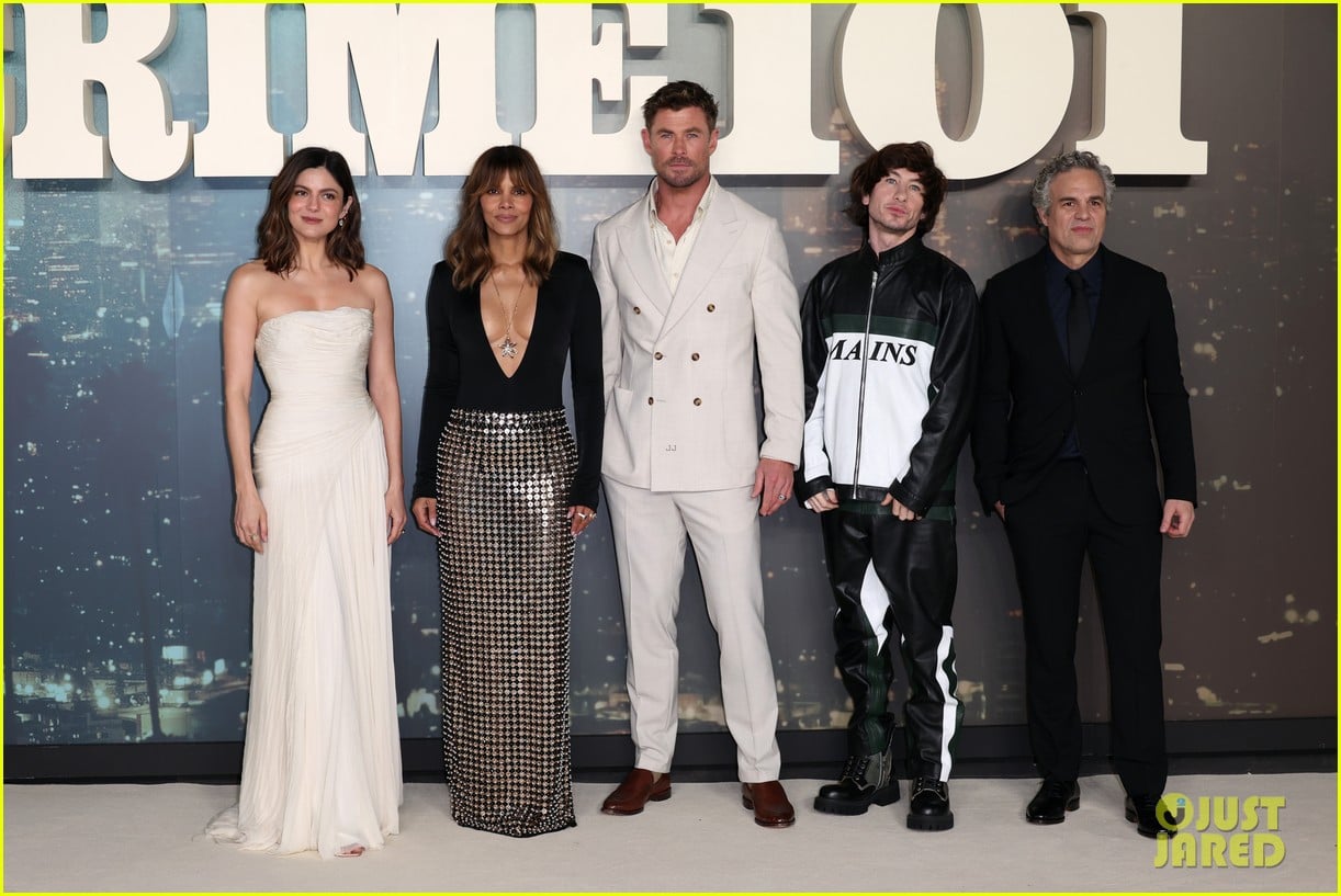 Barry Keoghan Channels His 'Crime 101' Character at UK Premiere With ...