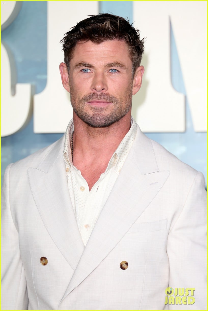 Barry Keoghan Channels His 'Crime 101' Character at UK Premiere With ...