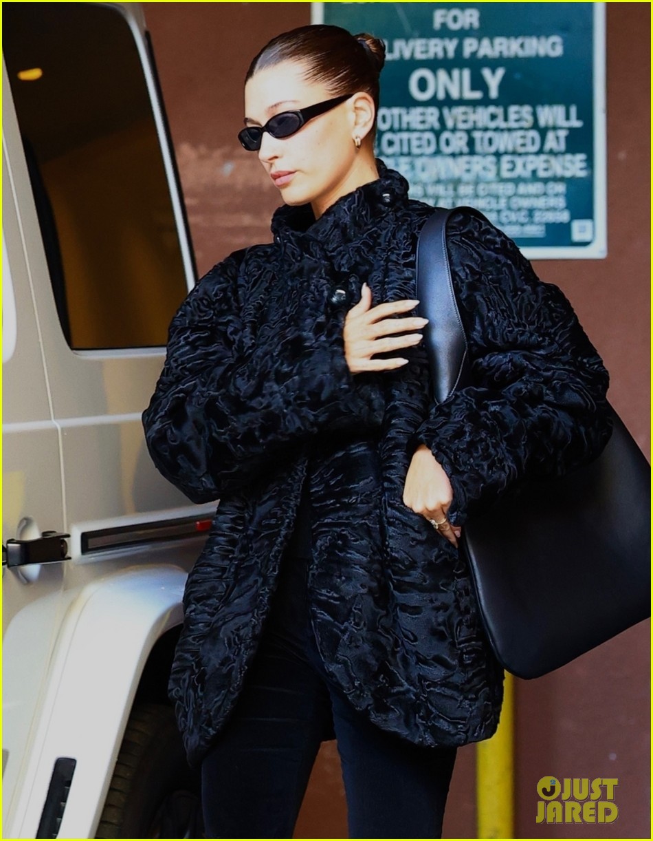 Hailey Bieber Wears All Black as She Visits Anastasia Spa in Beverly ...