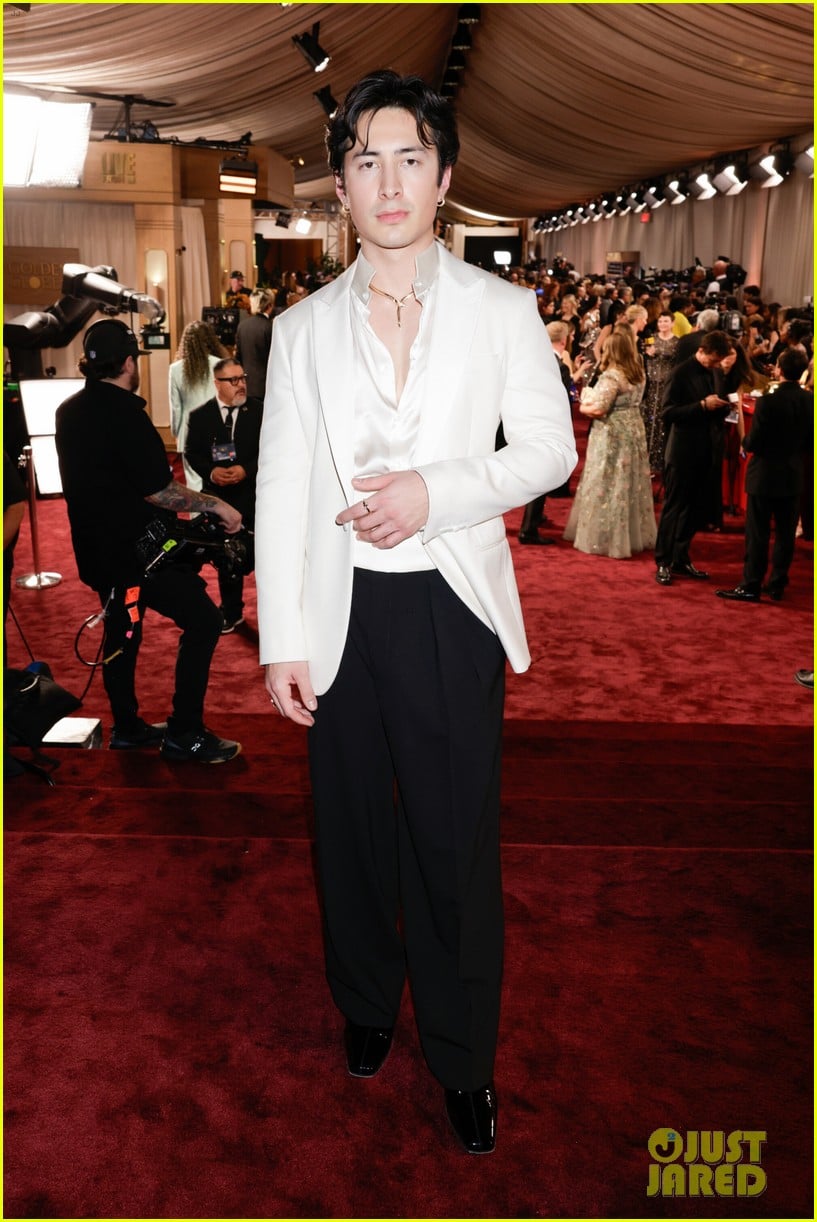 Golden Globes Producers Defend Awkward 'Heated Rivalry' Moment with UFC ...