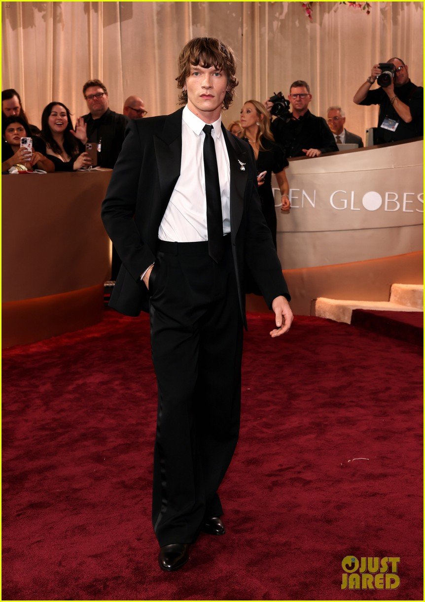 Golden Globes Producers Defend Awkward 'Heated Rivalry' Moment with UFC ...