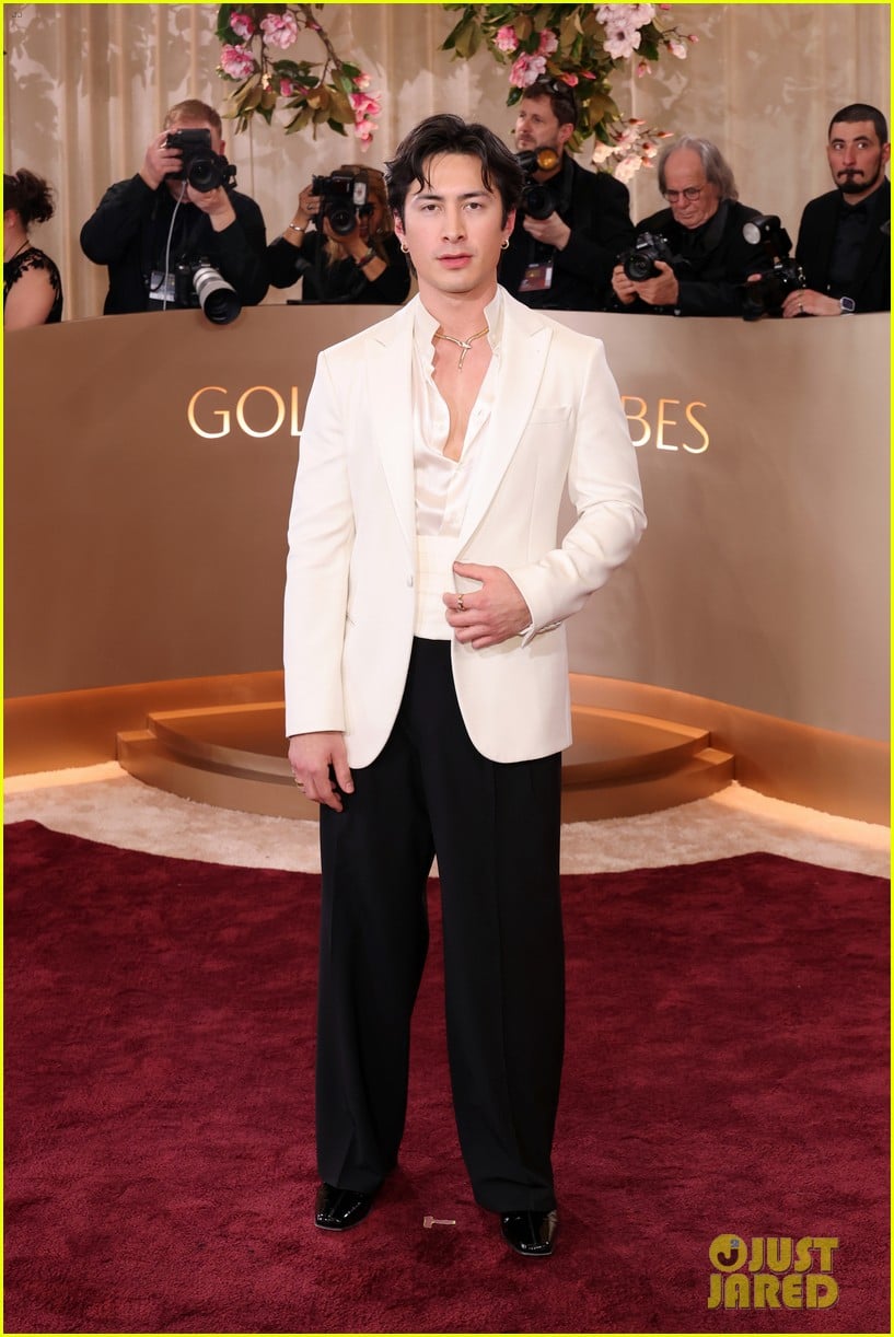 Golden Globes Producers Defend Awkward 'Heated Rivalry' Moment with UFC ...