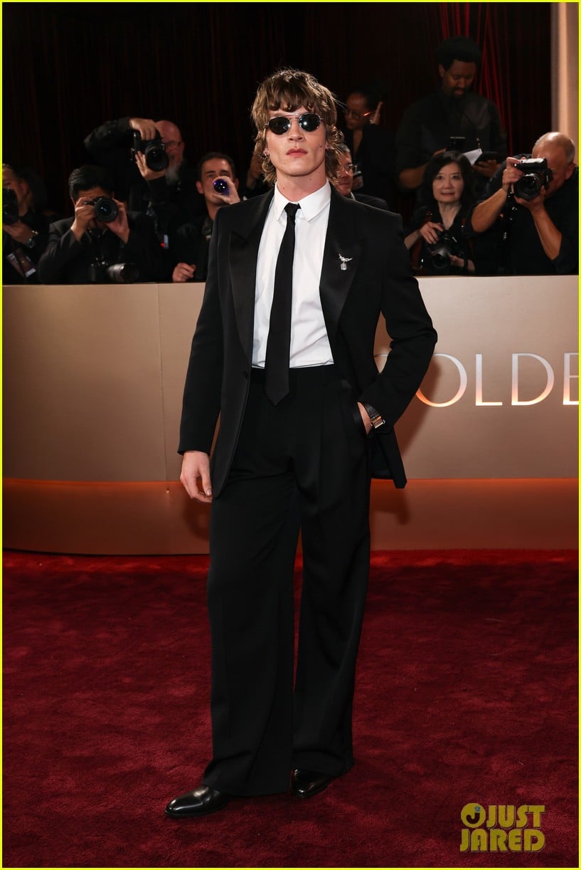 Golden Globes Producers Defend Awkward 'Heated Rivalry' Moment with UFC ...