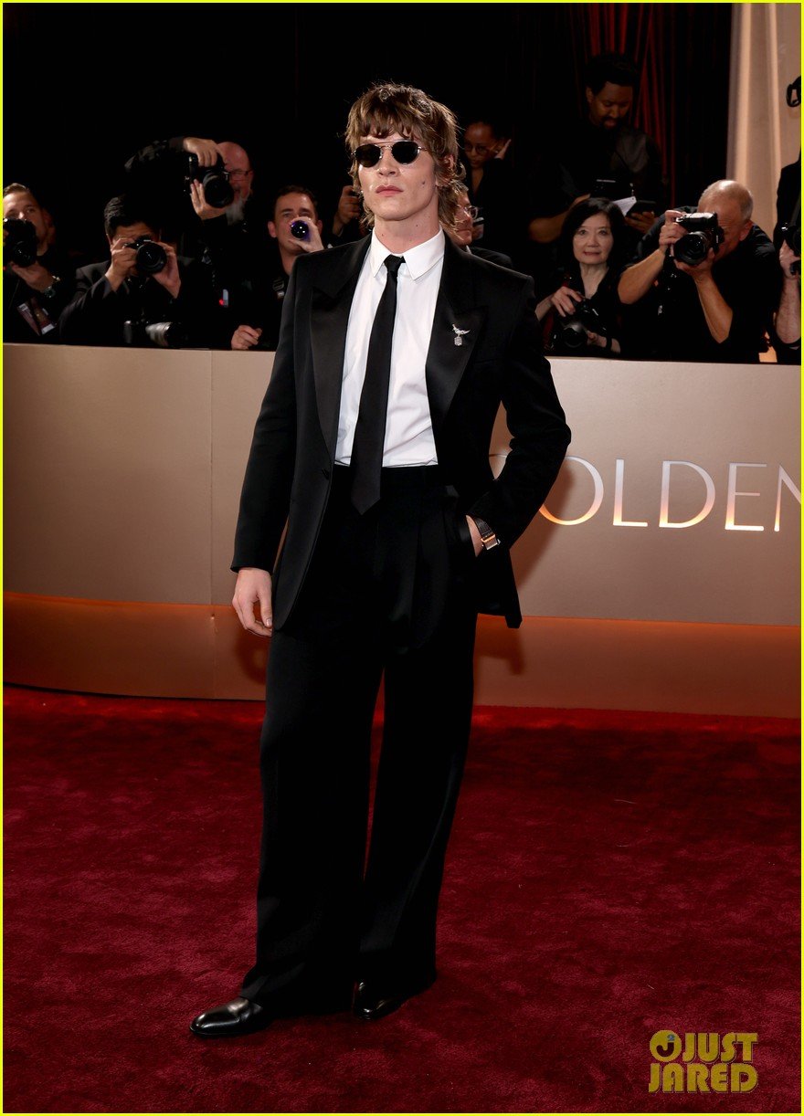 Golden Globes Producers Defend Awkward 'Heated Rivalry' Moment with UFC ...