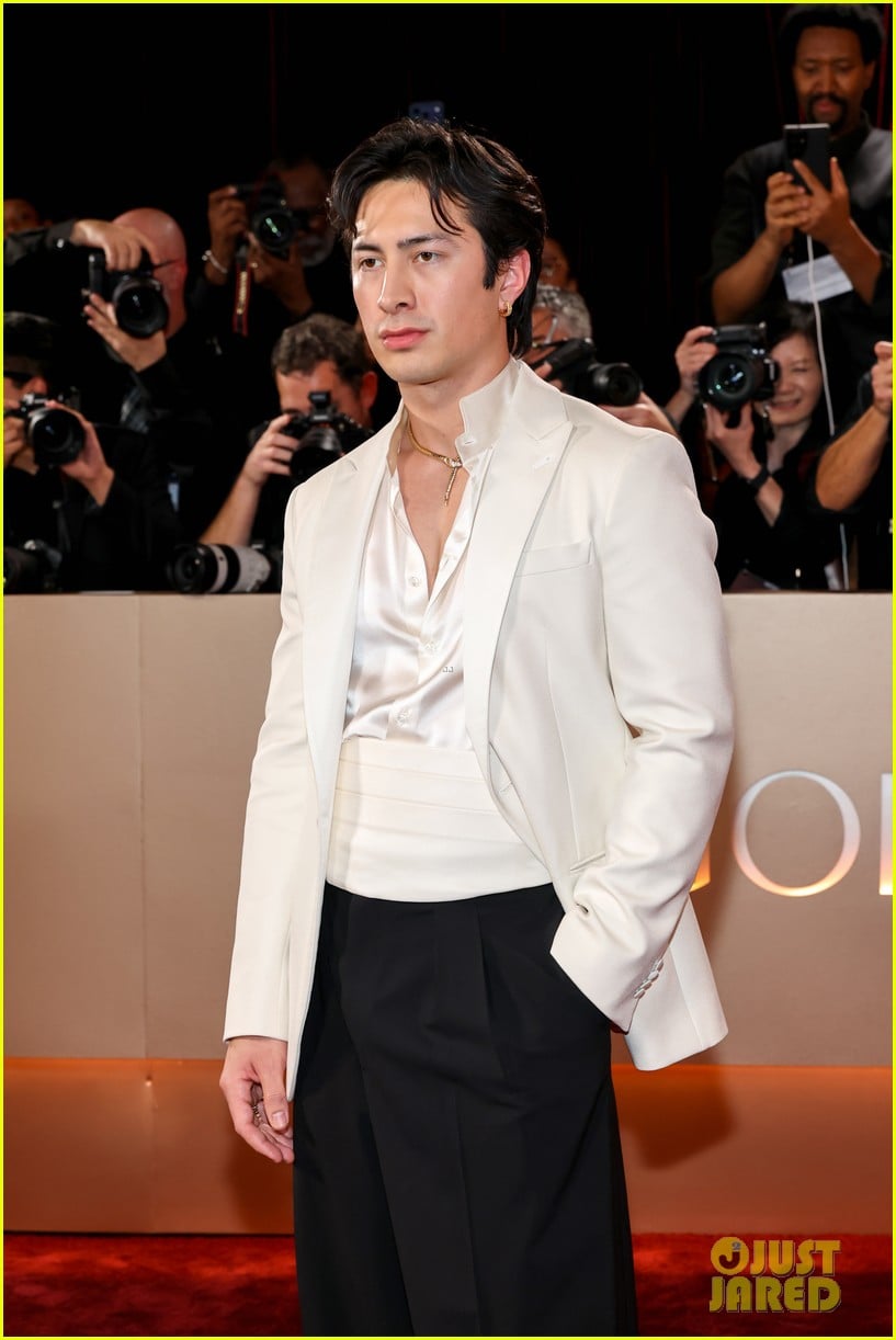 Golden Globes Producers Defend Awkward 'Heated Rivalry' Moment with UFC ...