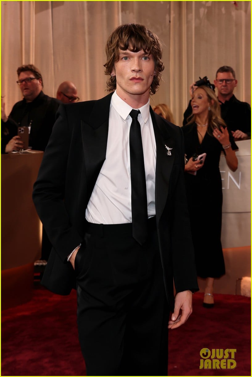 Golden Globes Producers Defend Awkward 'Heated Rivalry' Moment with UFC ...