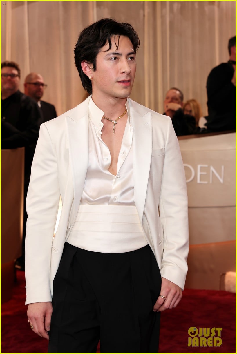 Heated Rivalry's Hudson Williams Makes His Golden Globes Debut in Sleek ...