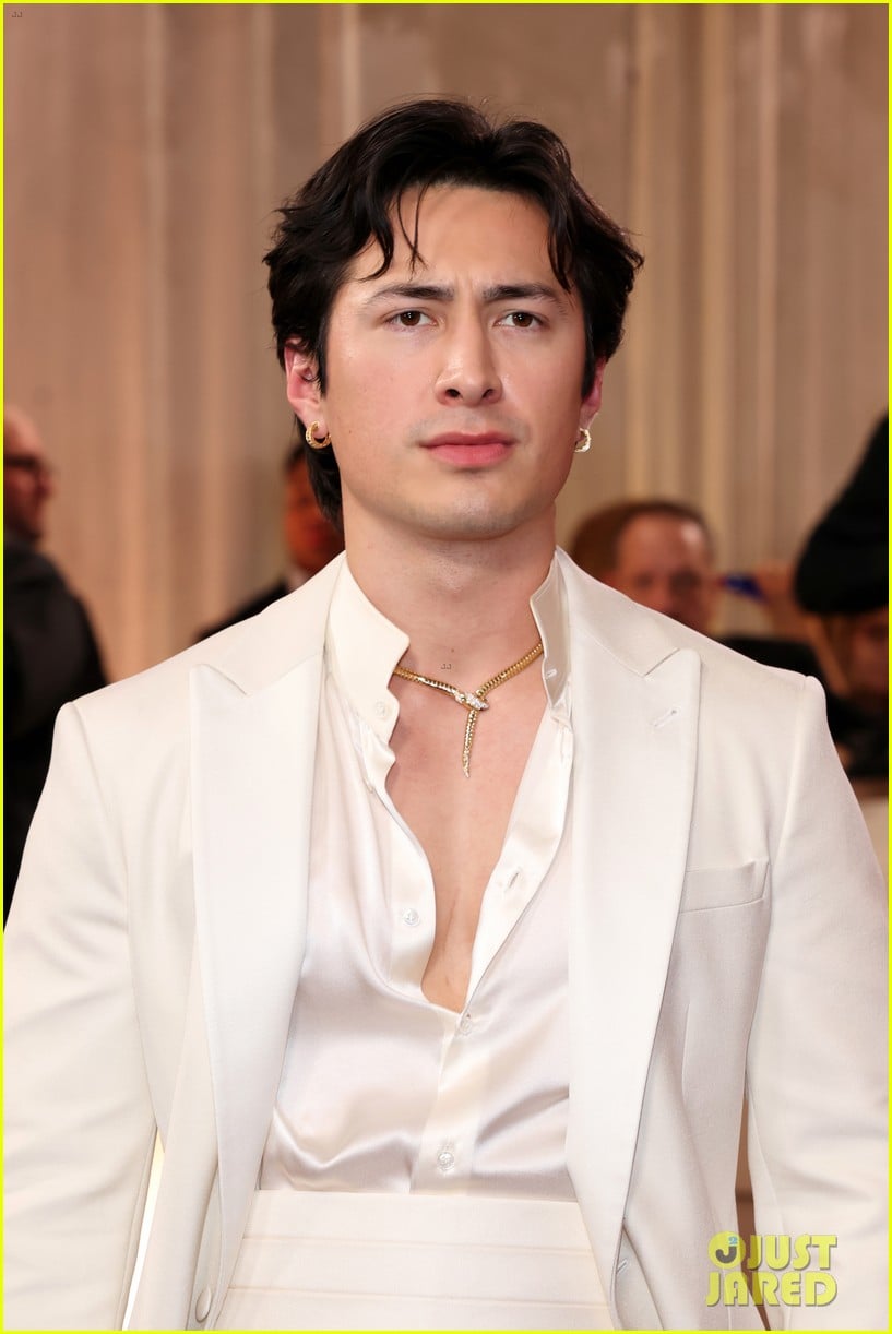 Heated Rivalry's Hudson Williams Makes His Golden Globes Debut in Sleek ...