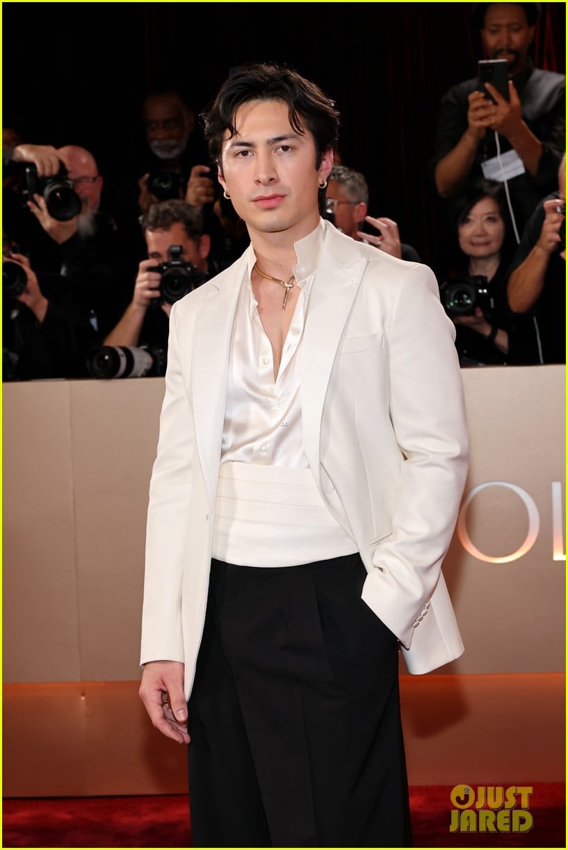 Heated Rivalry's Hudson Williams Makes His Golden Globes Debut in Sleek ...