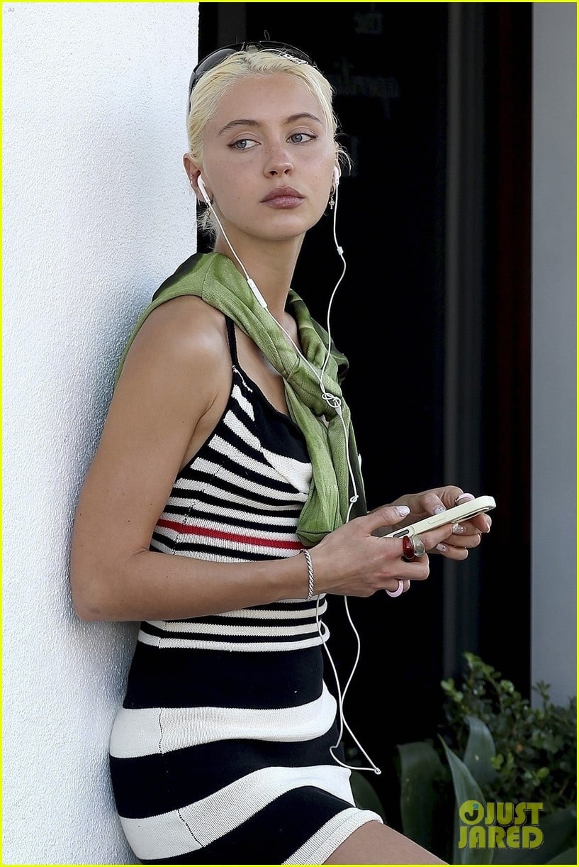 Jude Law's Daughter Iris Law Spotted Wearing Kim Kardashian's Split-Toe ...